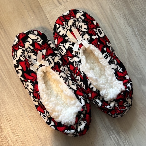 Disney | Shoes | Disney Minnie Mouse Fuzzy Slipon Slippers | Poshmark